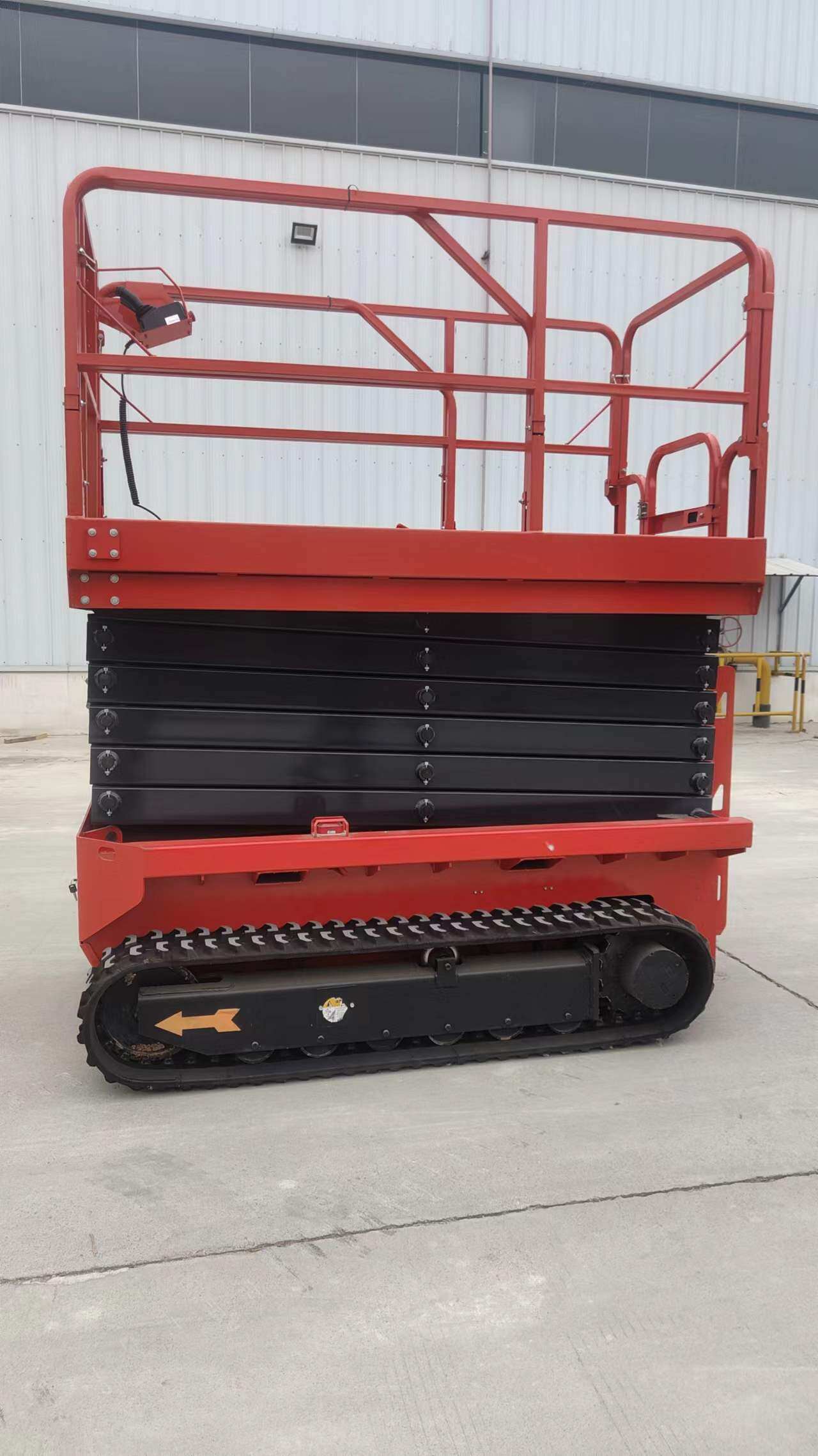 Self-propelled Track Scissor Lift Platform - TATA Lift